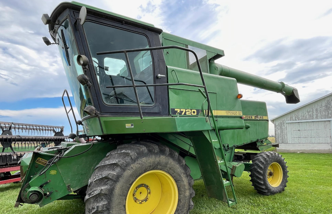 SOLD - 1985 John Deere 7720 Titan II Combines Class 5 | Tractor Zoom
