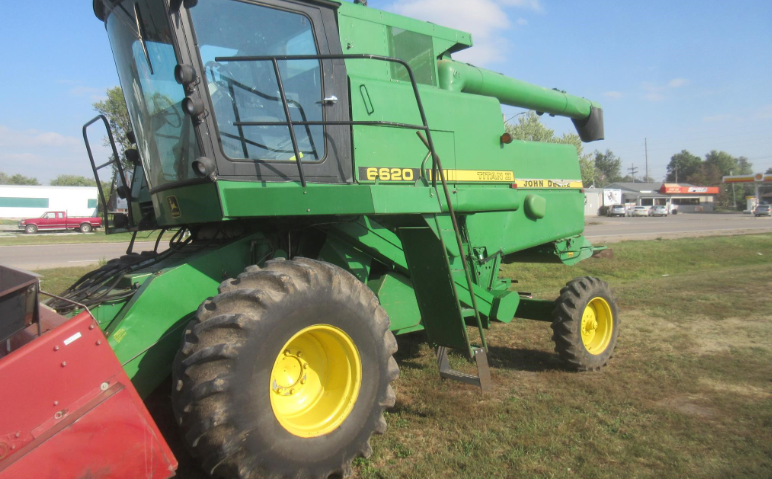 SOLD - 1988 John Deere 6620 Titan II Combines Class 5 | Tractor Zoom