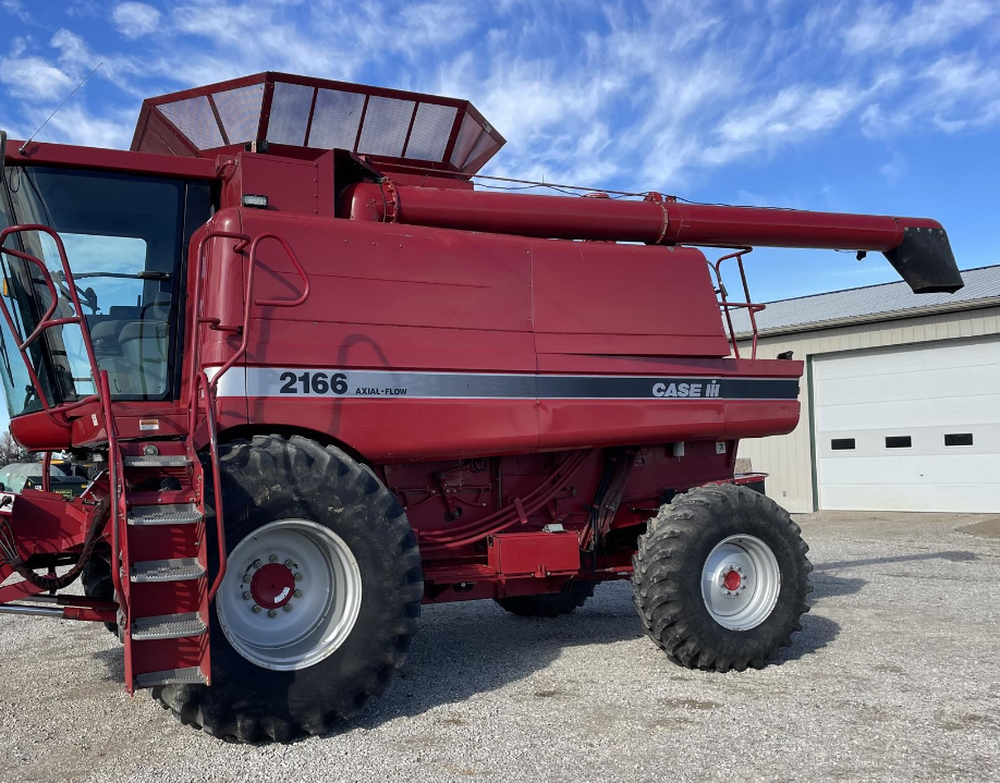 SOLD - 1997 Case IH 2166 Combines Class 5 | Tractor Zoom