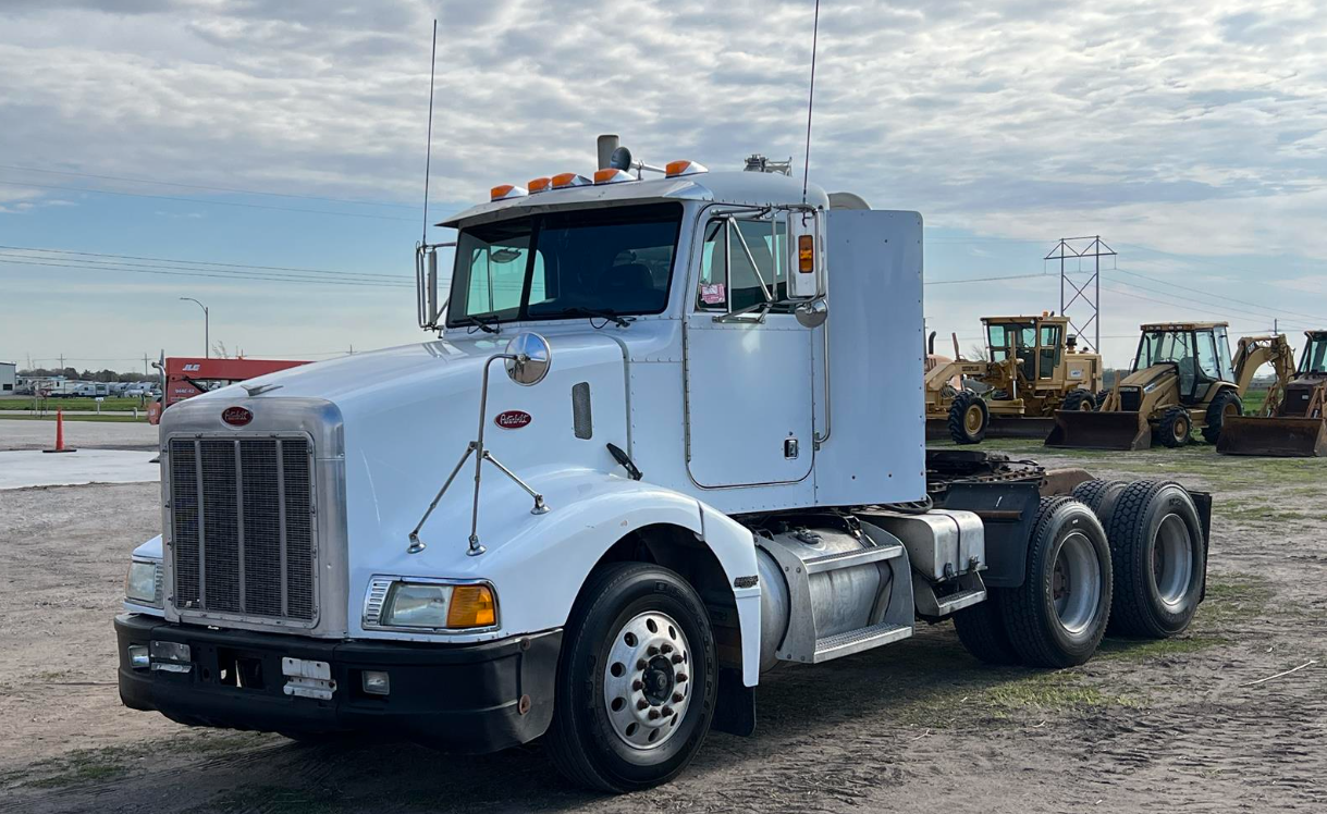 2001 Peterbilt 385 Other Equipment For Sale with 642,573 mi | Tractor Zoom