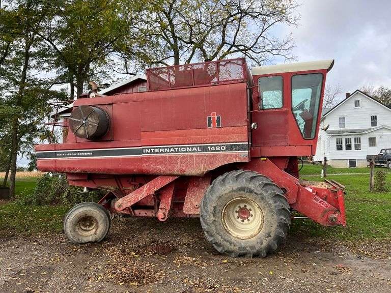 SOLD - International Harvester 1420 Combines with 3,355 Hrs | Tractor Zoom