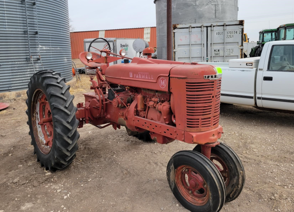 Tractor Zoom - 1946 Farmall M