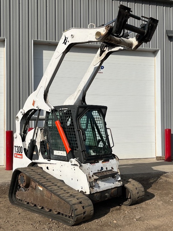 SOLD - Bobcat T300 Construction Compact Track Loaders | Tractor Zoom