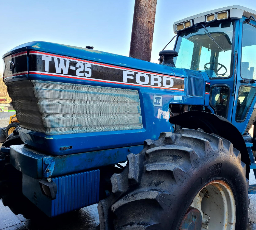 Tractor Zoom - Ford TW-25
