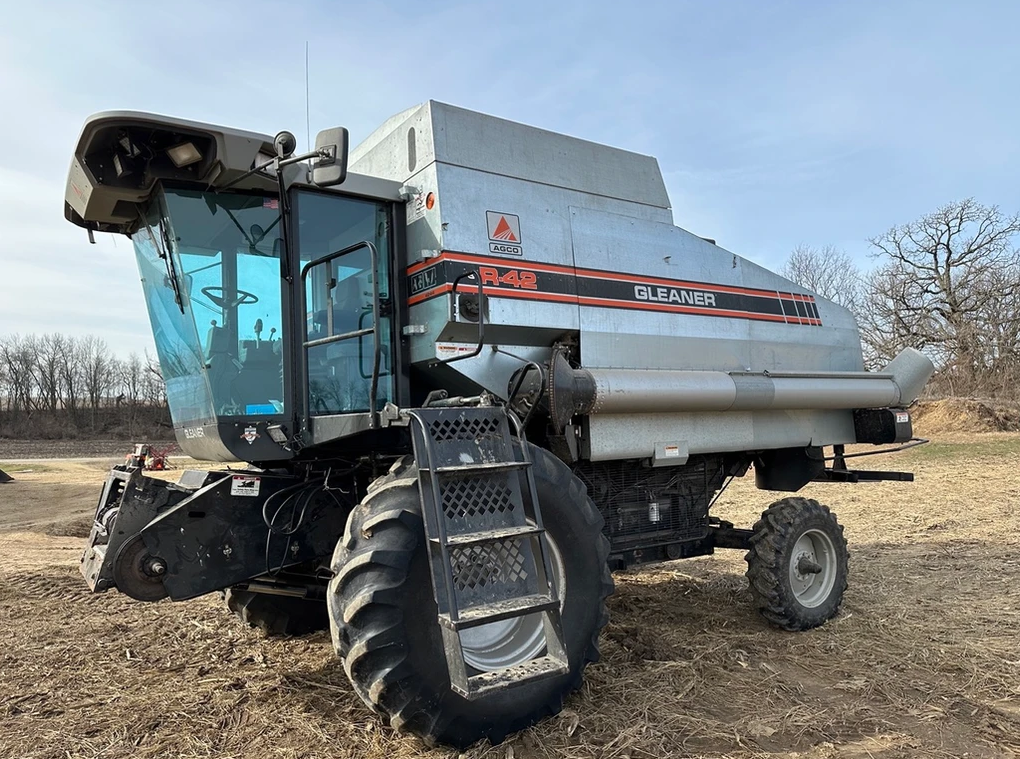 SOLD - Gleaner R42 Combines with 3,566 Hrs | Tractor Zoom