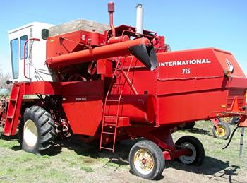 SOLD - International Harvester 715 Combines with --- Hrs | Tractor Zoom