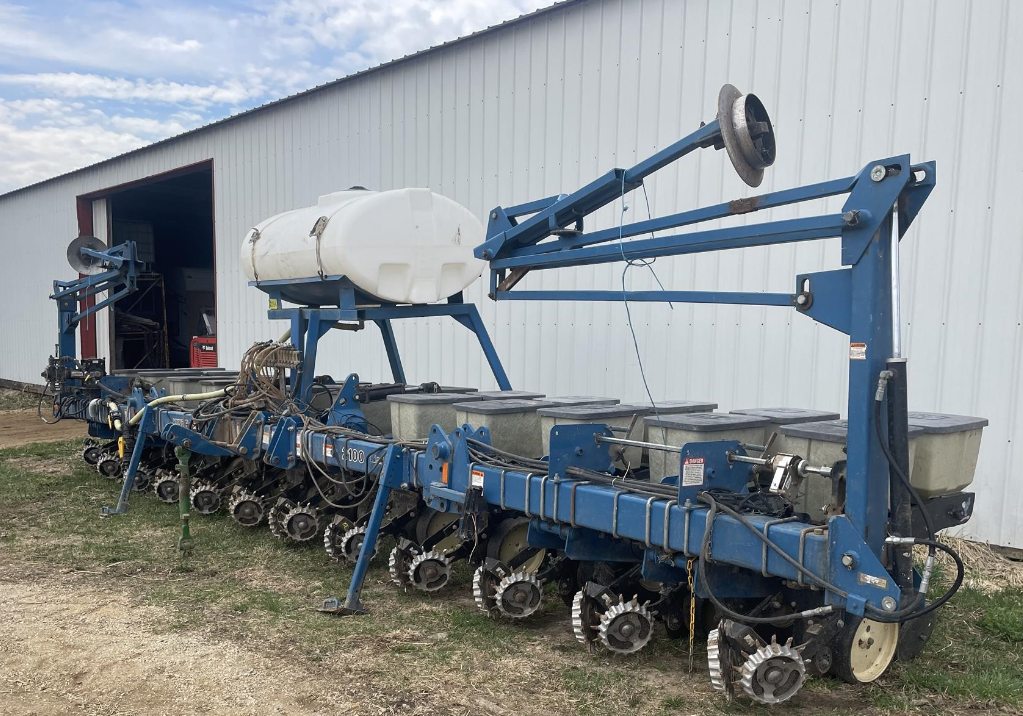 SOLD - Kinze 2100 Planting Planters | Tractor Zoom