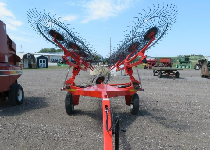 SOLD - Kuhn SR112 Hay and Forage Hay - Rakes/Tedders | Tractor Zoom