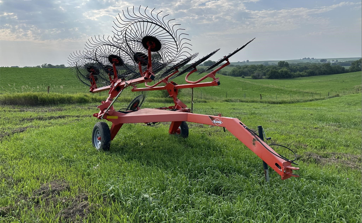 Kuhn SR112 Hay and Forage Hay - Rakes/Tedders for Sale | Tractor Zoom