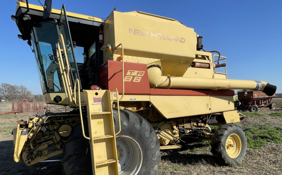 New Holland TR86 Combines Class 6 for Sale | Tractor Zoom