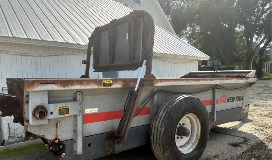 SOLD - New Idea 3626 Manure Handling Manure Spreaders - Dry | Tractor Zoom