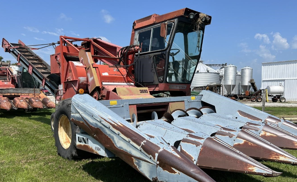 SOLD - New Idea 800 Harvesting Forage Harvesters - Self Propelled ...