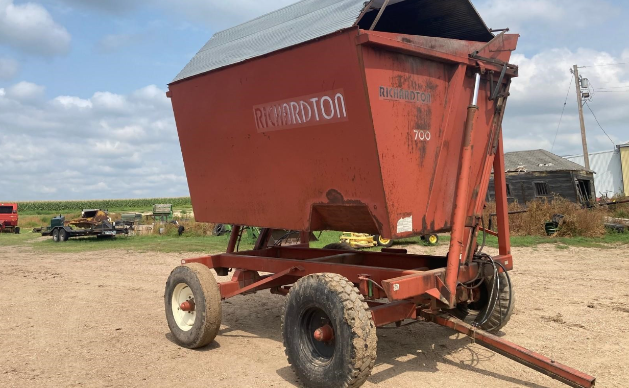 SOLD - Richardton 700 Harvesting Forage Wagons | Tractor Zoom