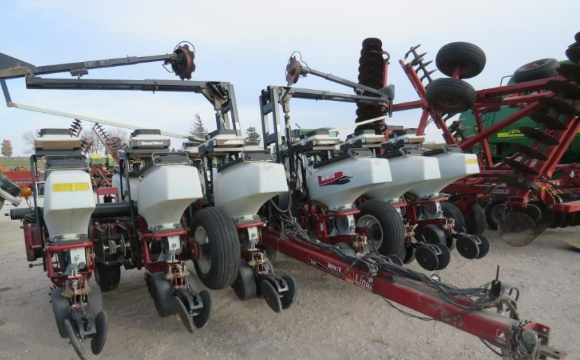 SOLD - White 8202 Planting Planters | Tractor Zoom
